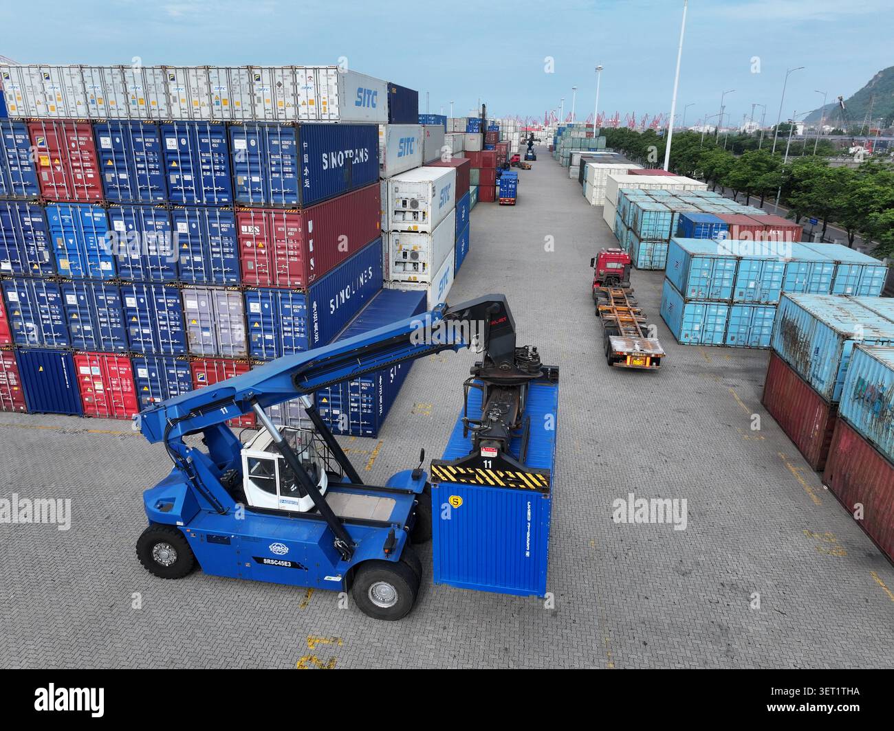 Large machinery stacks containers at Lianyungang Port's foreign trade ...