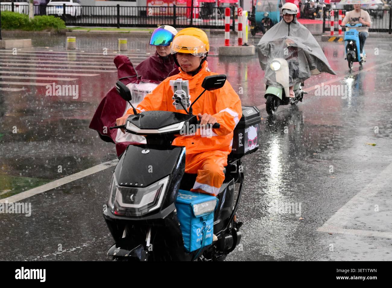 Vehicles and pedestrians face difficulties as streets flood during a ...