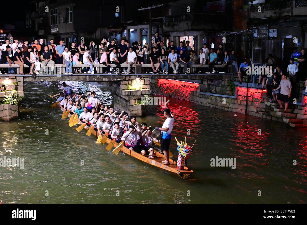 Villagers watch unique night dragon boat races in Sanxi Village ...