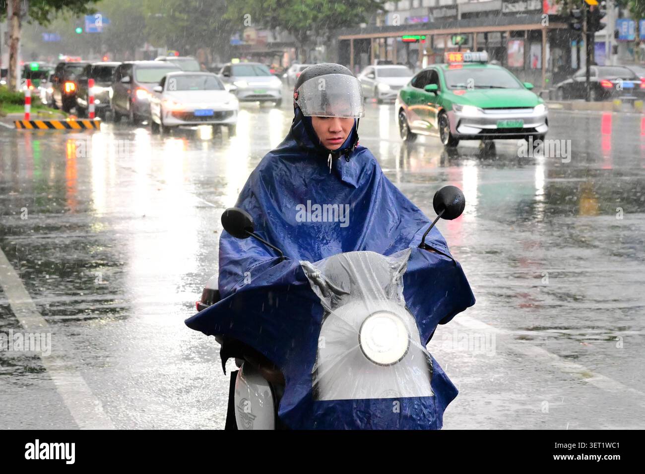 Vehicles and pedestrians face difficulties as streets flood during a ...