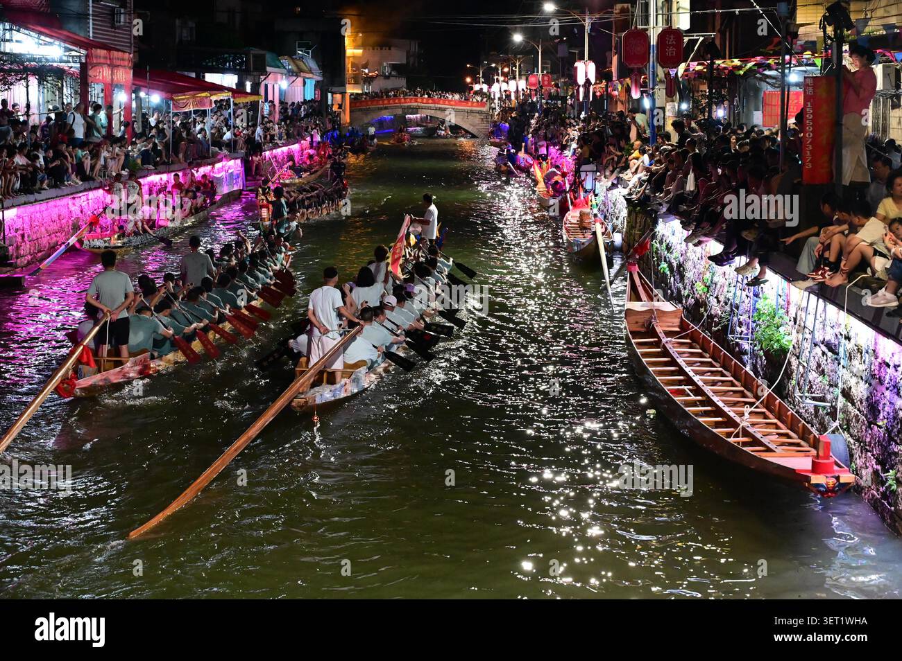 Villagers watch unique night dragon boat races in Sanxi Village ...
