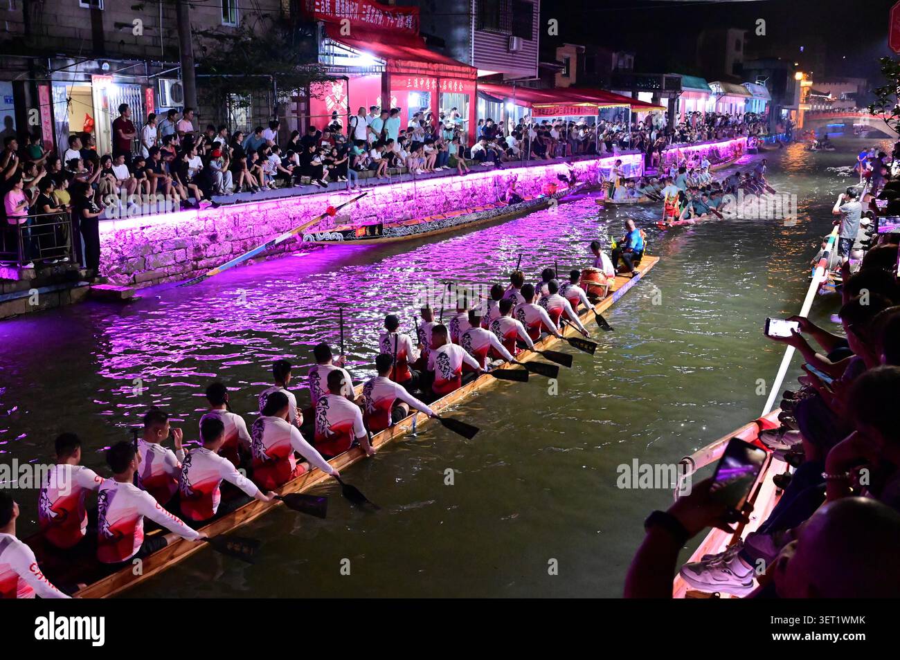 Villagers watch unique night dragon boat races in Sanxi Village ...