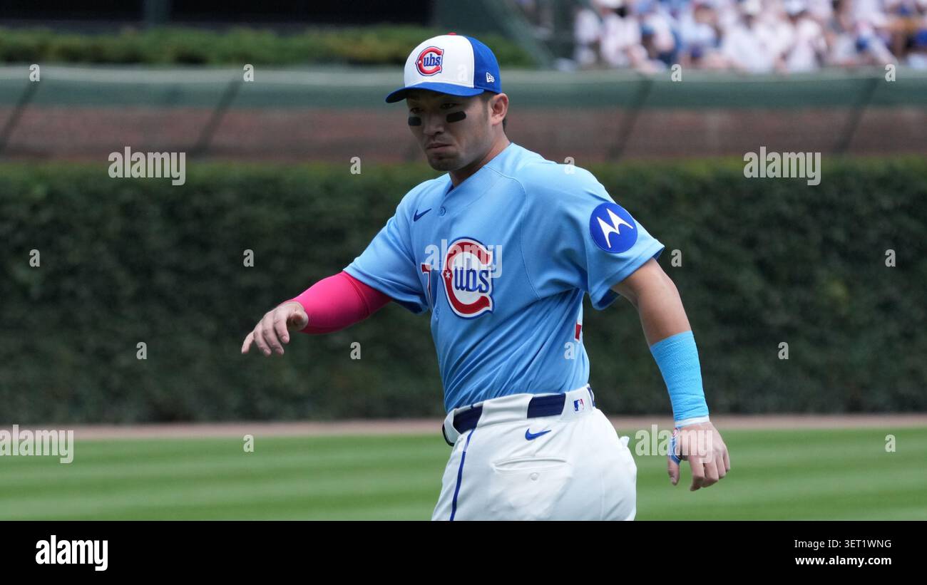 Chicago Cubs' Seiya Suzuki, of Japan, warms up before a baseball game ...