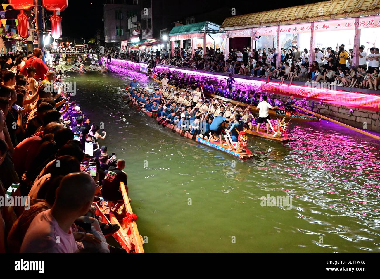 Villagers watch unique night dragon boat races in Sanxi Village ...