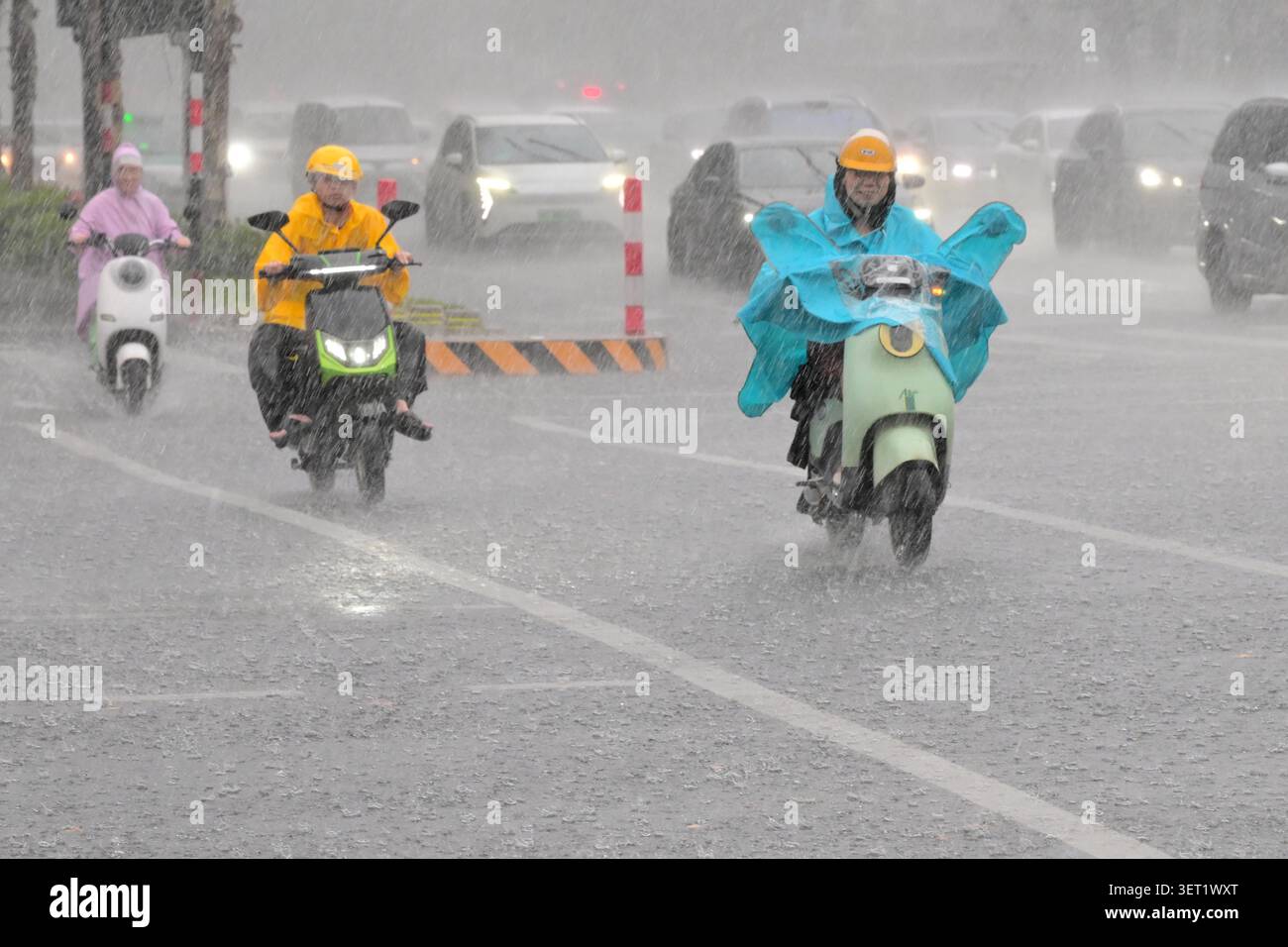 Vehicles and pedestrians face difficulties as streets flood during a ...