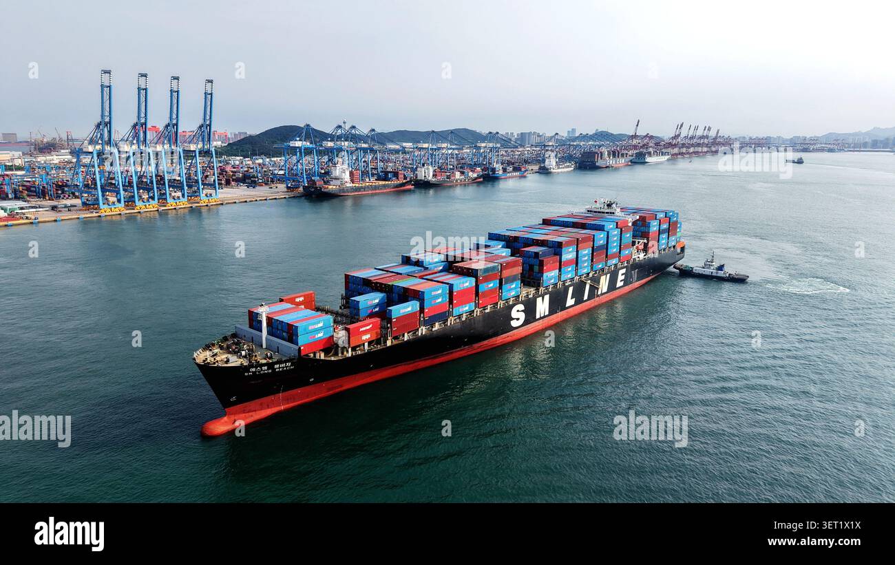 A cargo ship loaded with foreign trade containers departs from Qingdao ...