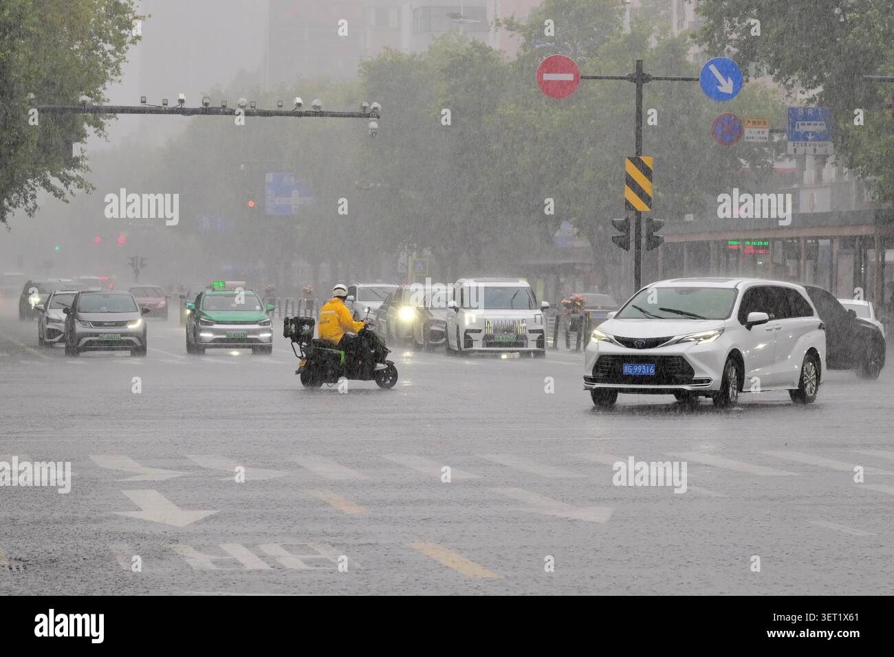 Vehicles and pedestrians face difficulties as streets flood during a ...