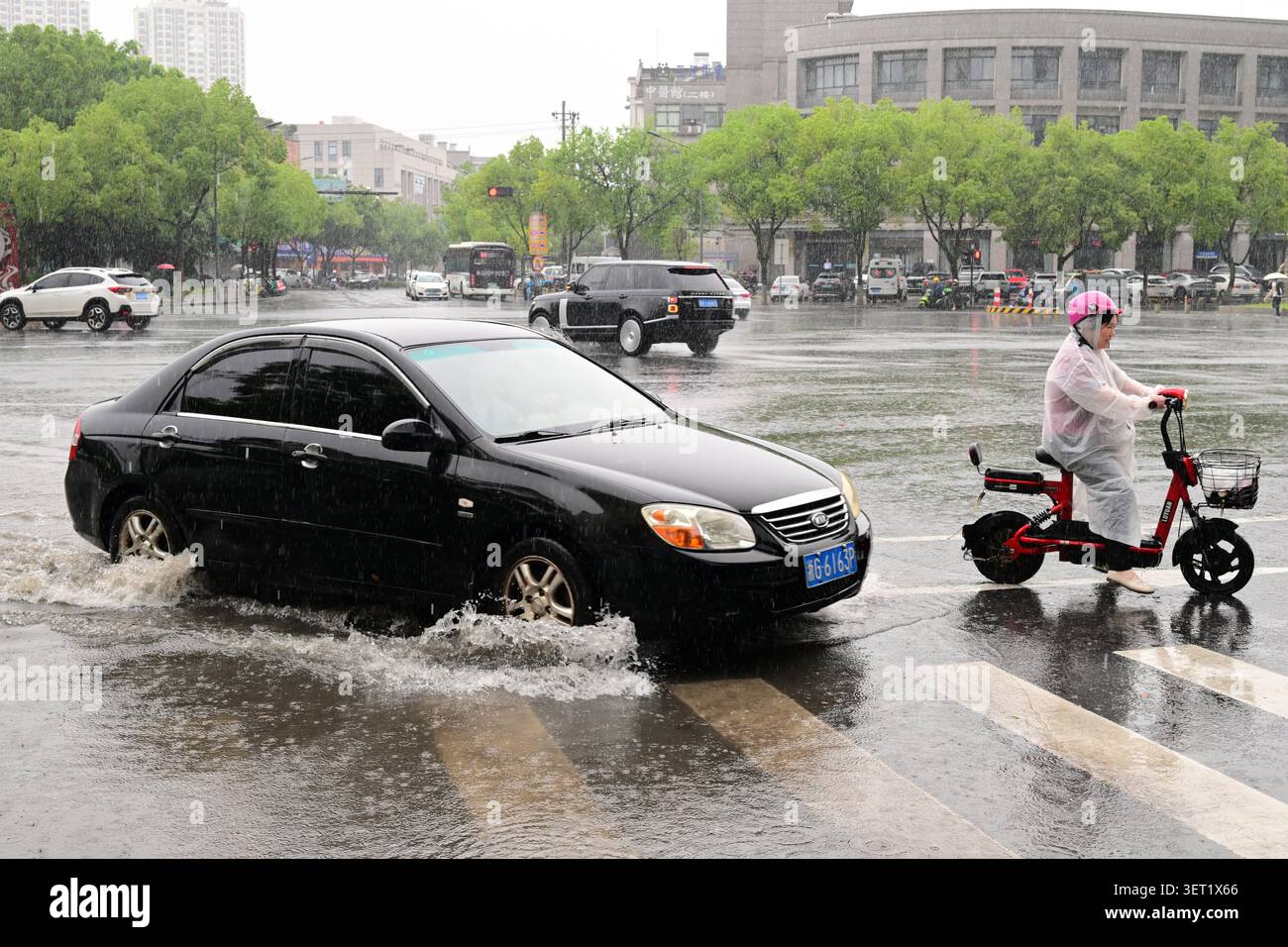 Vehicles and pedestrians face difficulties as streets flood during a ...