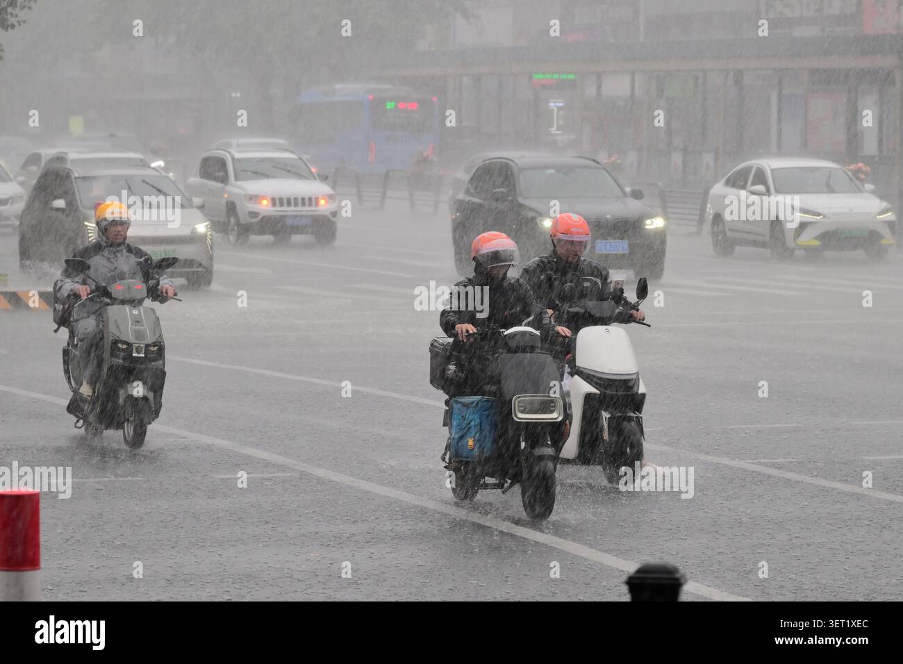 Vehicles and pedestrians face difficulties as streets flood during a ...