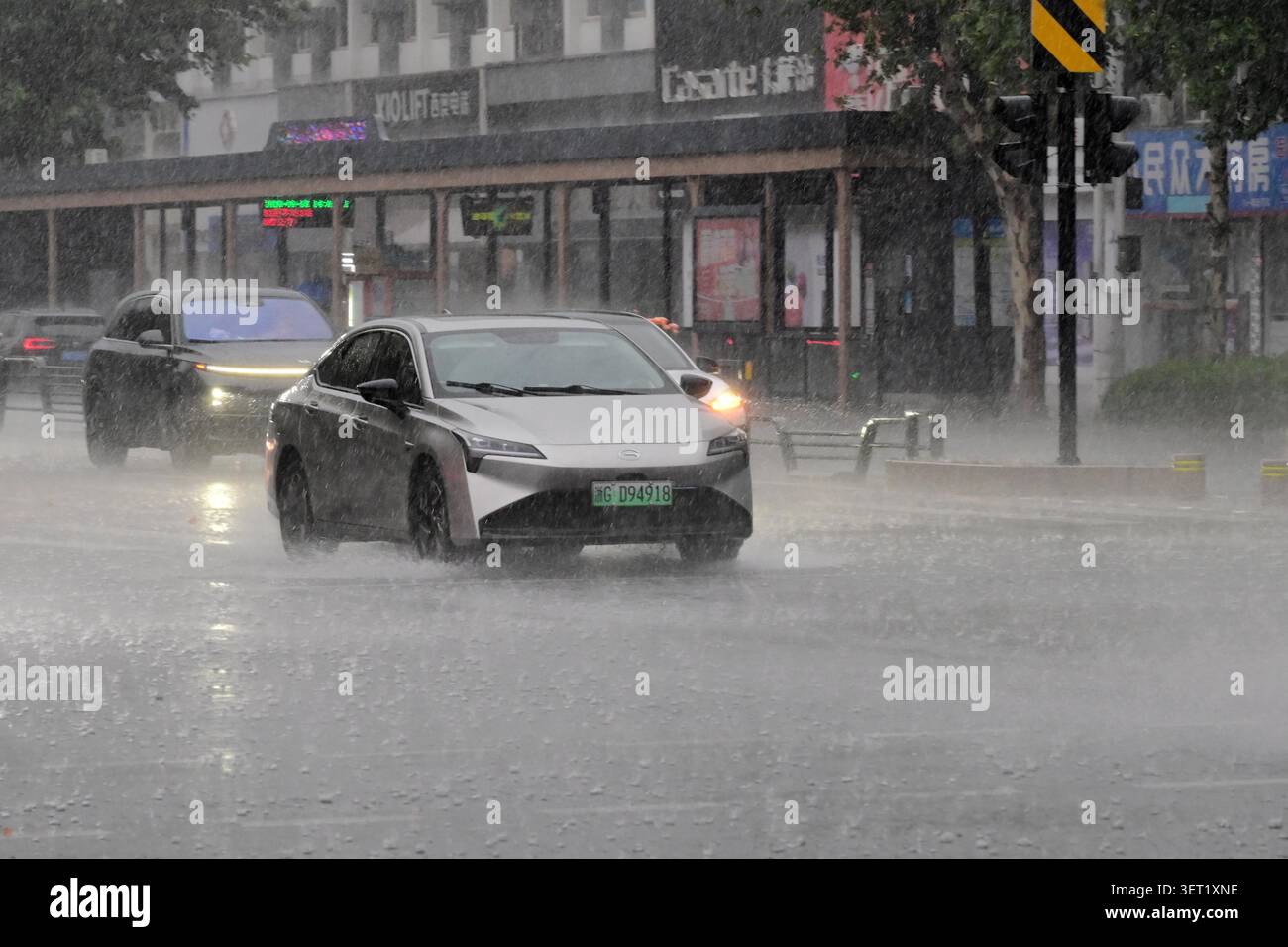 Vehicles and pedestrians face difficulties as streets flood during a ...