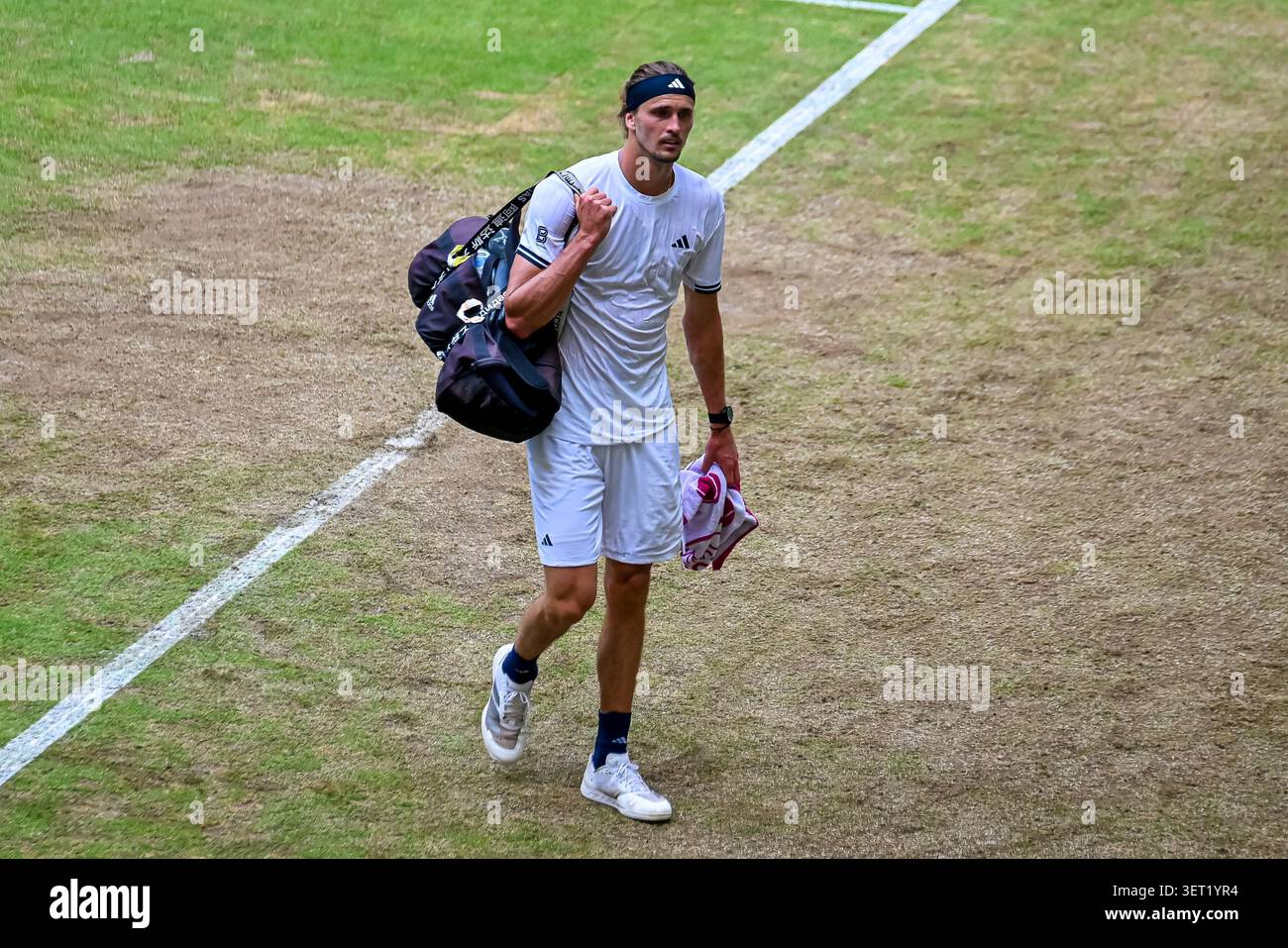 Alexander Zverev (GER) verlaesst geschwaecht den Platz zu einer ...
