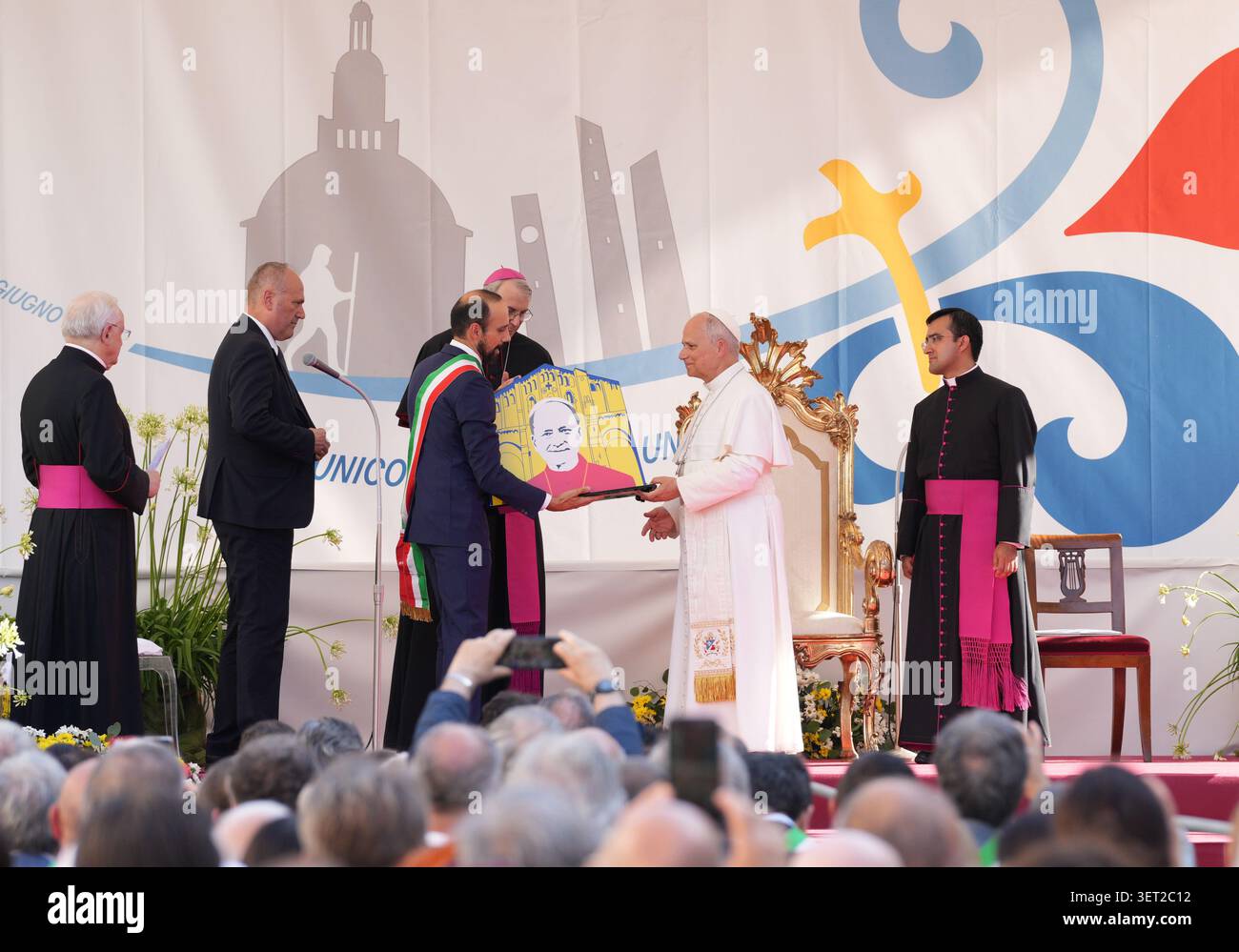 IPA85887185 - Pavia: Pope Leo XIV’s arrival in Piazza Vittoria and his ...