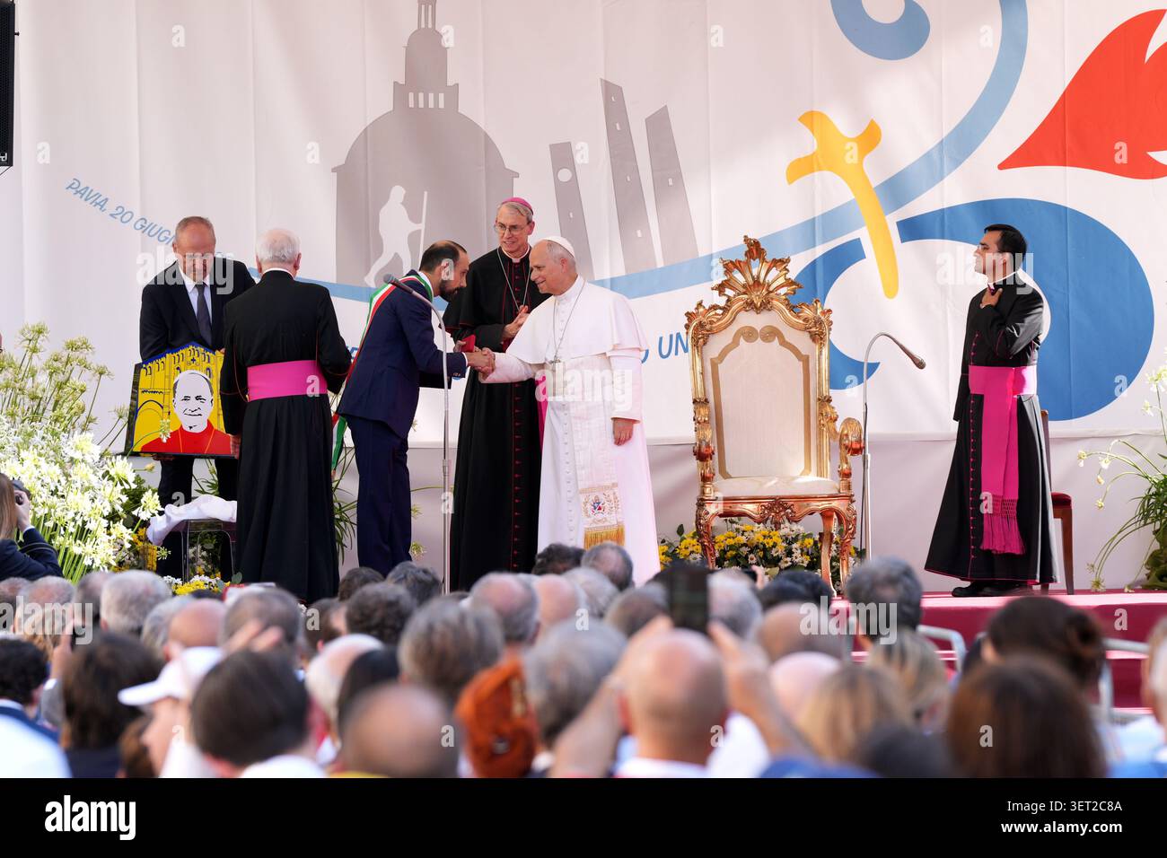 IPA85887201 - Pavia: Pope Leo XIV’s arrival in Piazza Vittoria and his ...