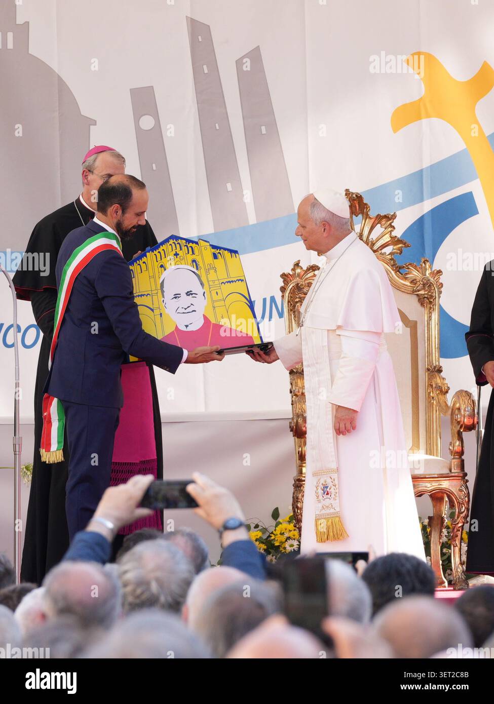IPA85887173 - Pavia: Pope Leo XIV’s arrival in Piazza Vittoria and his ...