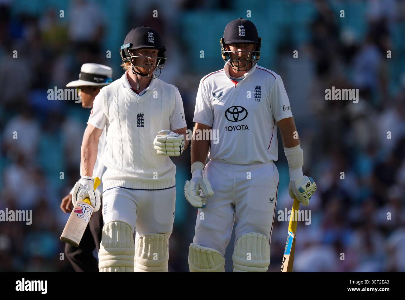 England's Jordan Cox (left) and Joe Root leave the field at the close ...