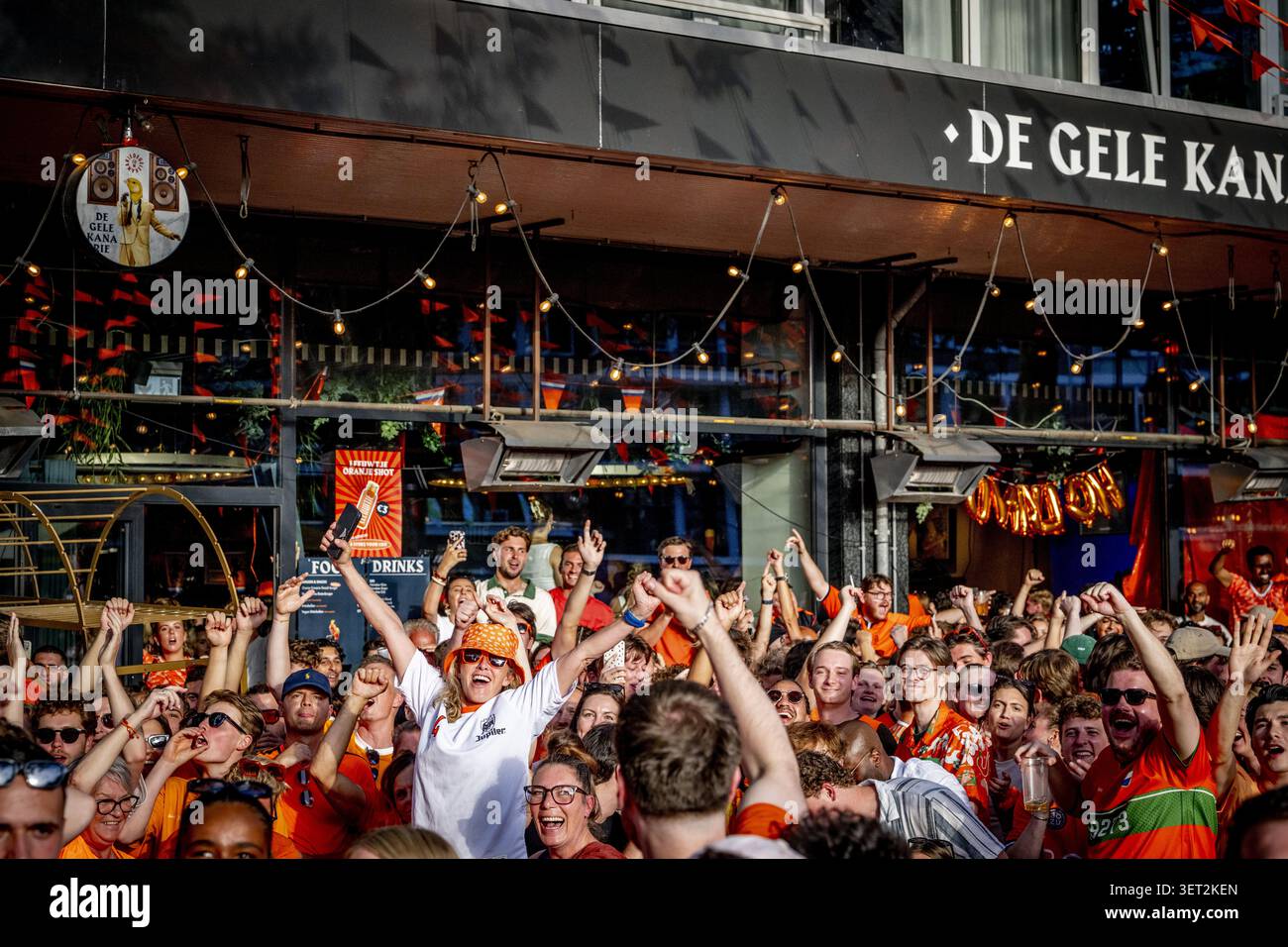 ROTTERDAM - Fans watch the match of the Dutch national team in action ...