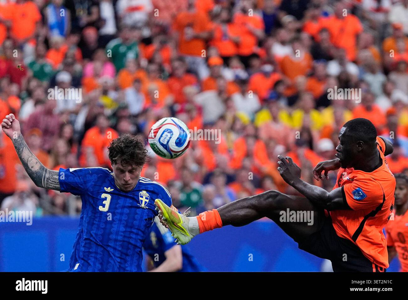 Netherlands' Brian Brobbey vies for the ball with Sweden's Victor ...