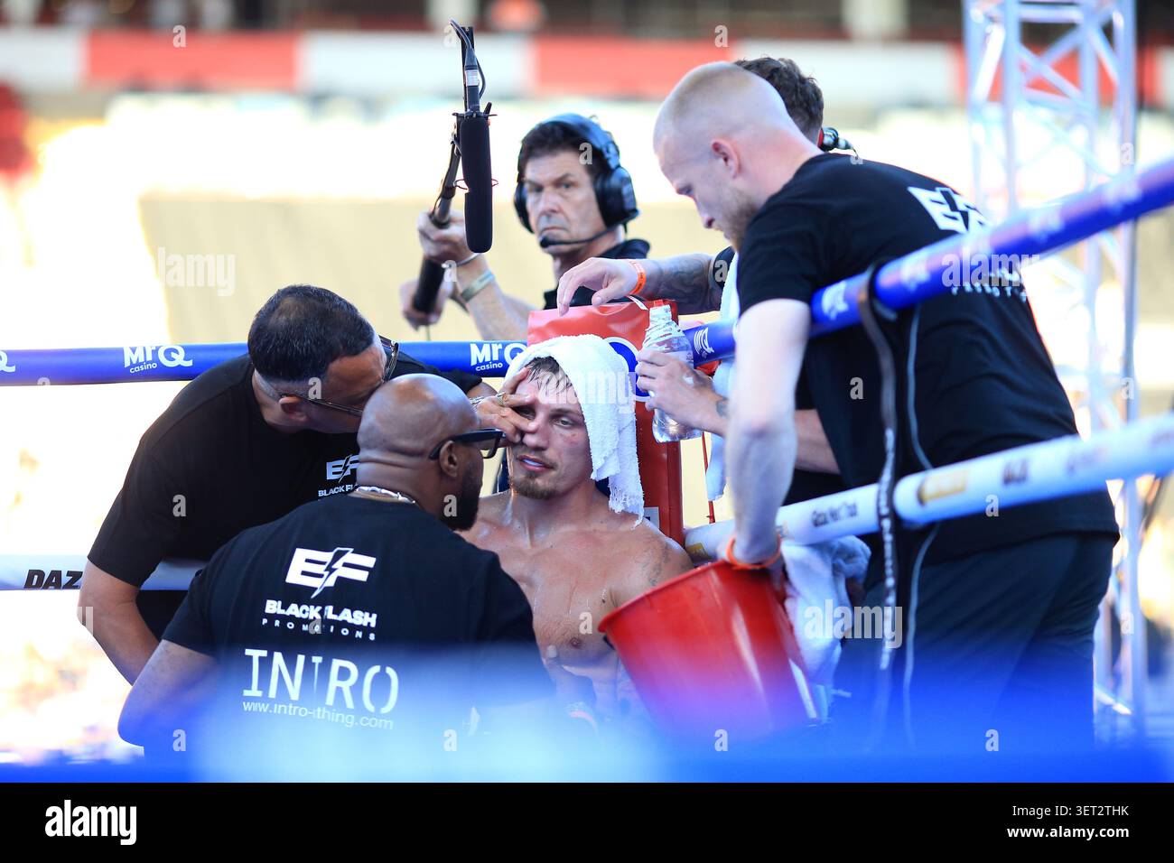 Ryszard Lewicki between rounds in the super middleweight bout against ...
