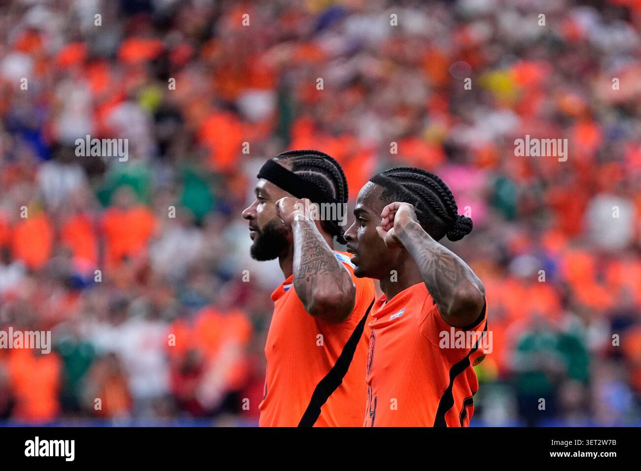 Netherlands' Crysencio Summerville celebrates with Memphis Depay, left ...