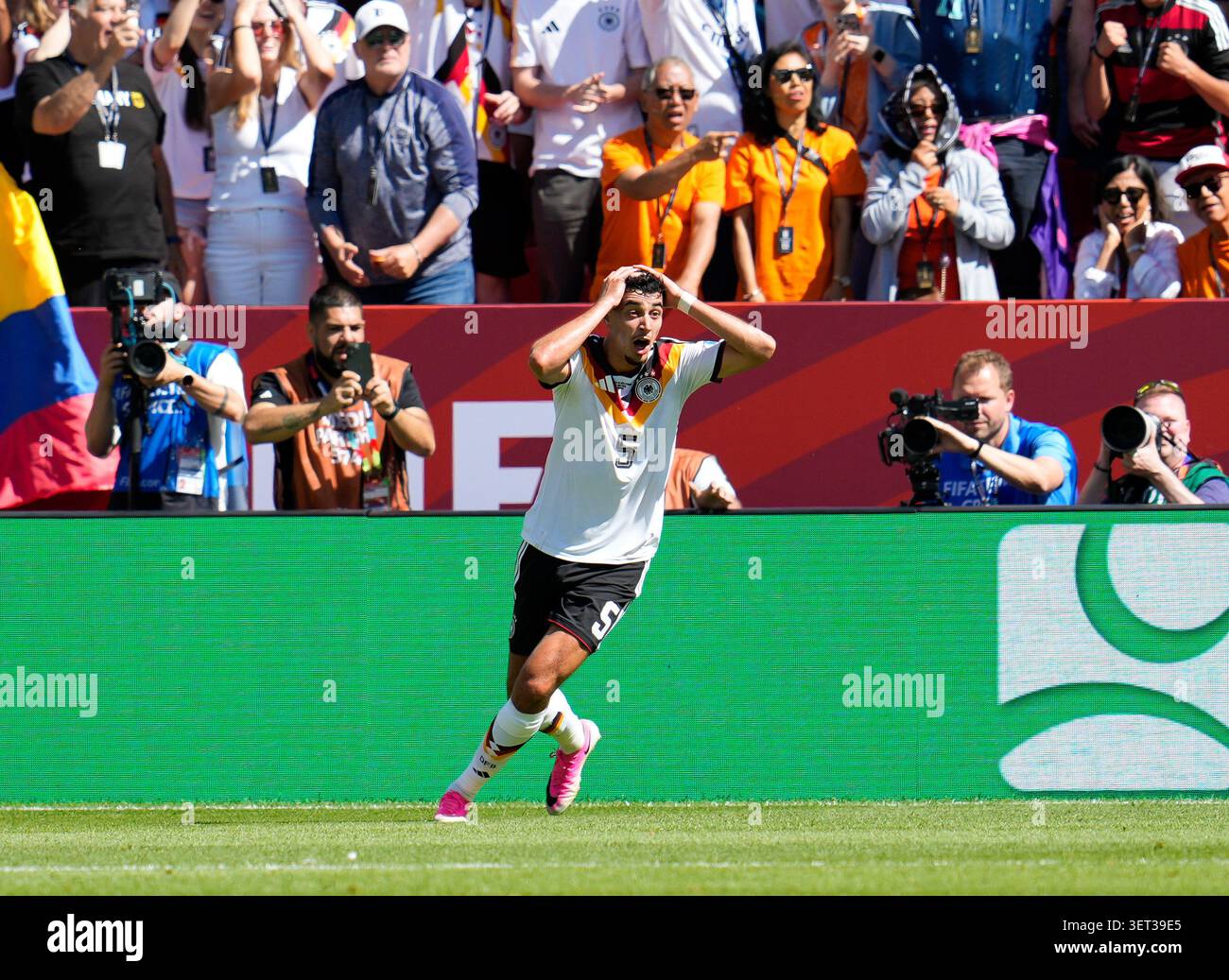 Aleksandar Pavlovic (Deutschland, #5) reagiert nach einem aberkannten ...