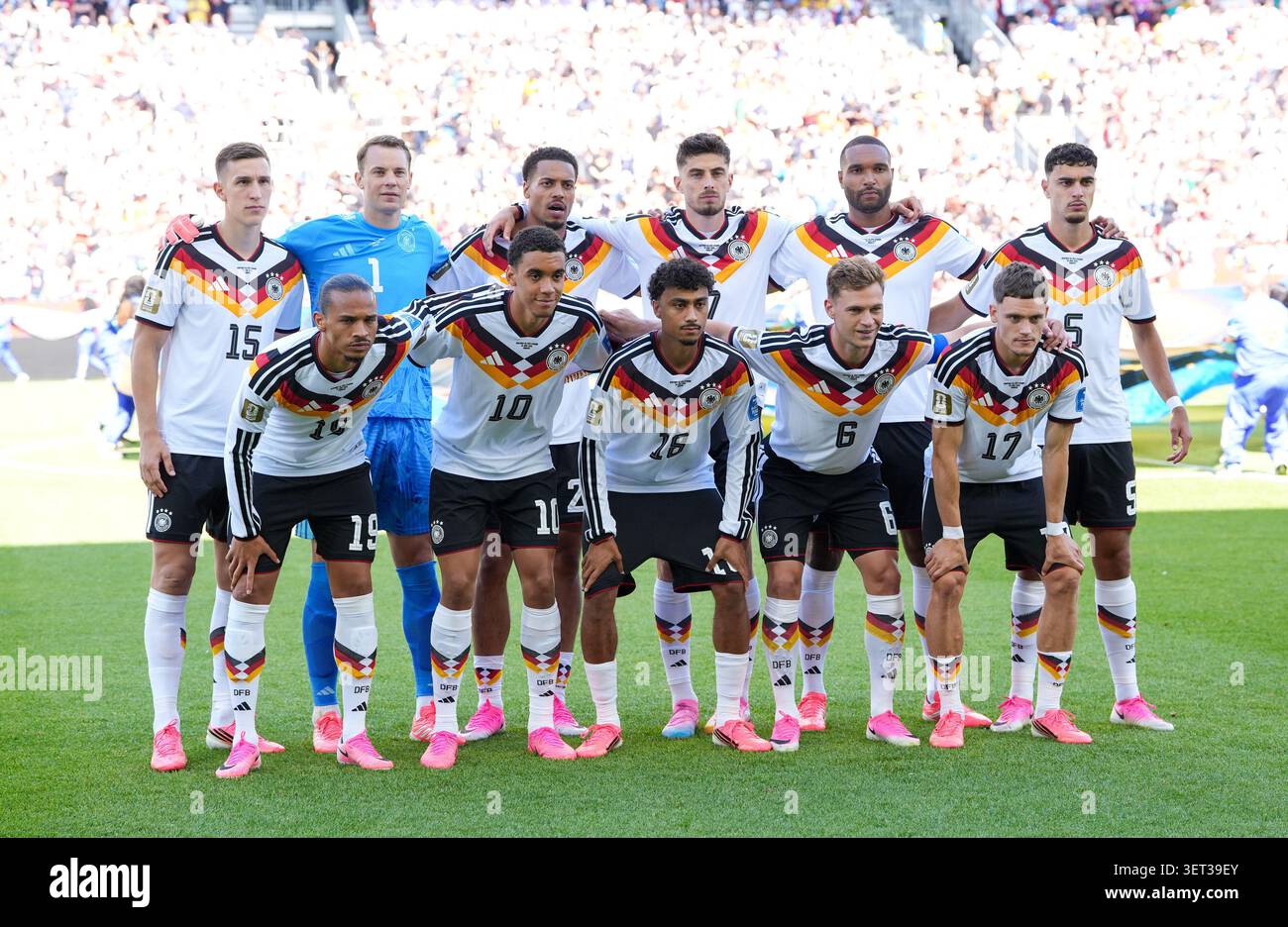 Die Startelf der deutsches Nationalmannschaft posiert vor dem Anpfiff ...