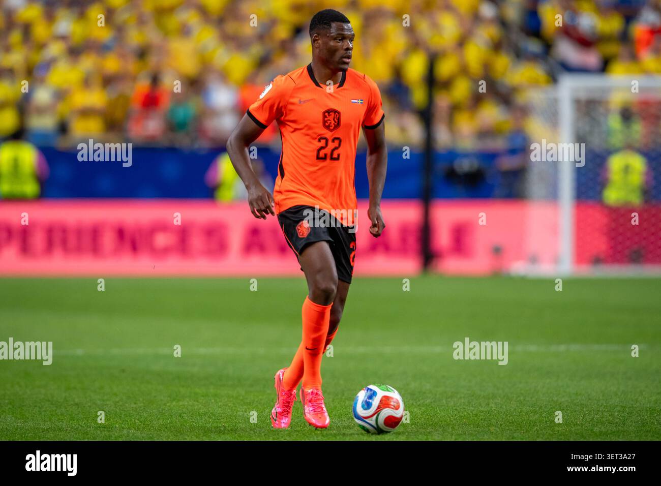 June 20, 2026: Netherlands defender Denzel Dumfries (22) controls the ...