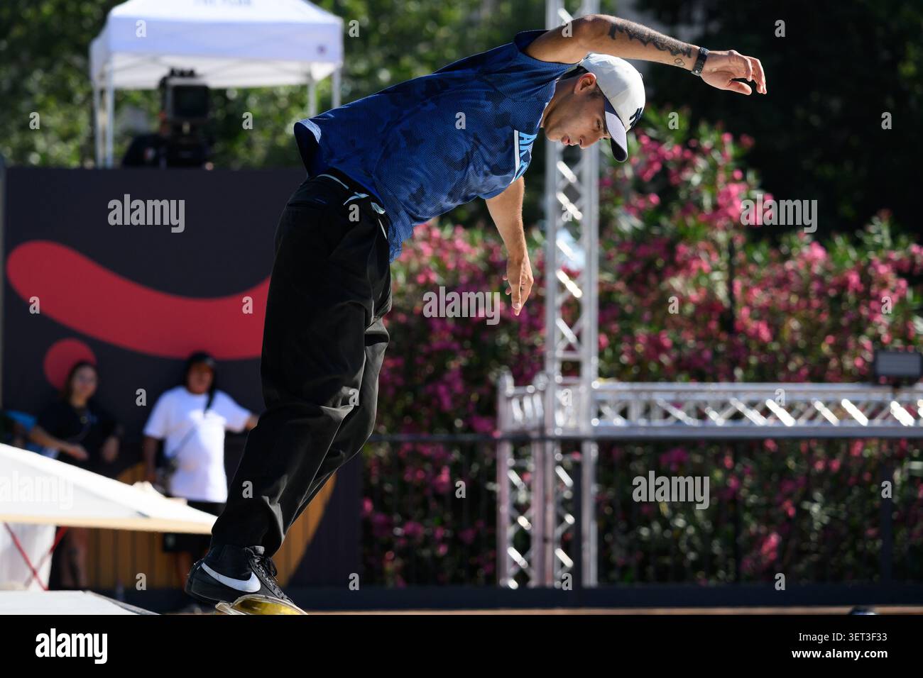 Matias Dell'Olio of Argentina competes in the semi-finals of the men's ...