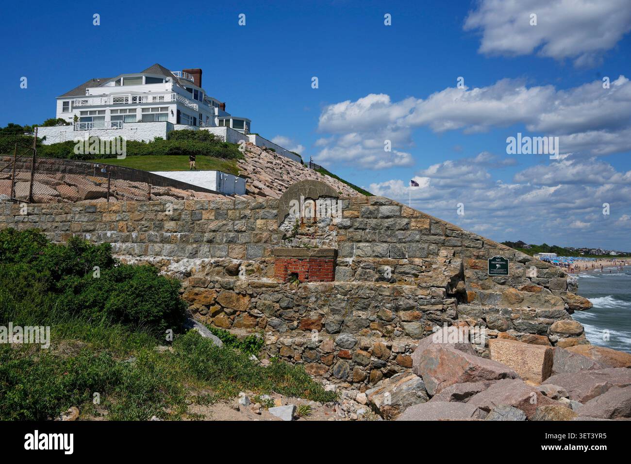 Taylor Swift's "Holiday House" sits atop a bluff overlooking Block ...