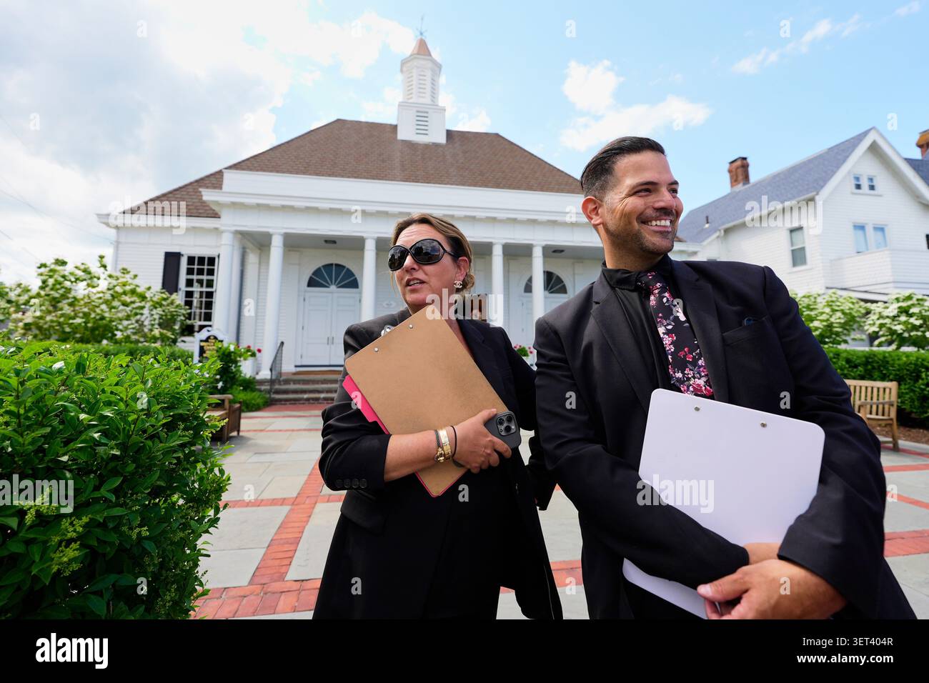 Wedding planners Nicole Simeral and Carlo Monti oversee a wedding at ...