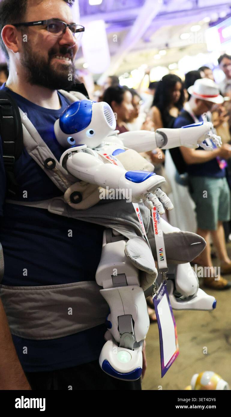 (260621) -- PARIS, June 21, 2026 (Xinhua) -- A man interacts with a ...