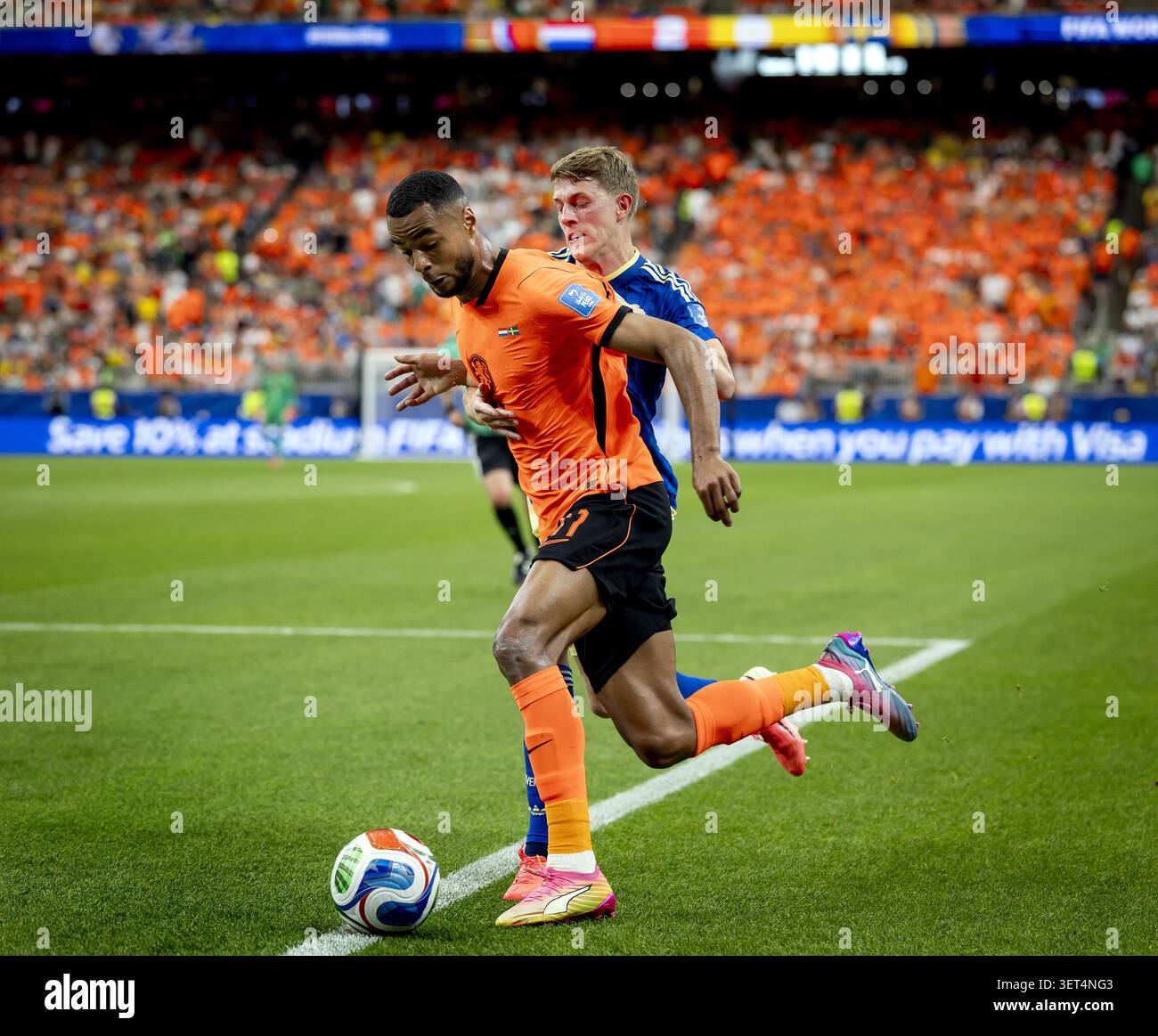 HOUSTON - (lr) Cody Gakpo of the Netherlands, Gabriel Gudmundsson of ...
