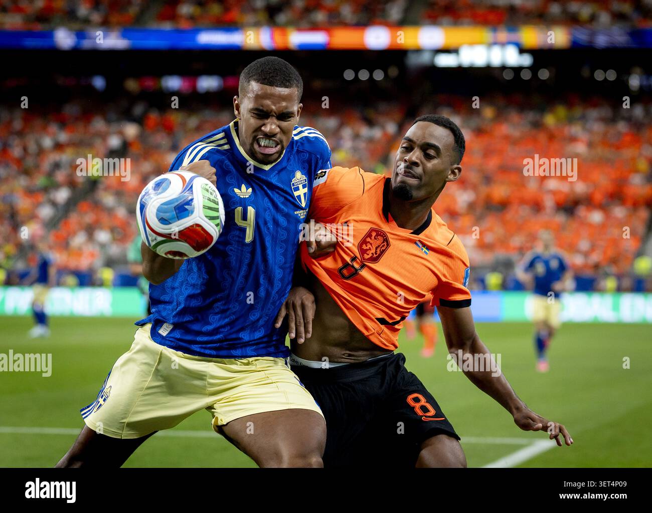 HOUSTON - (lr) Isak Hien of Sweden, Ryan Gravenberch of the Netherlands ...