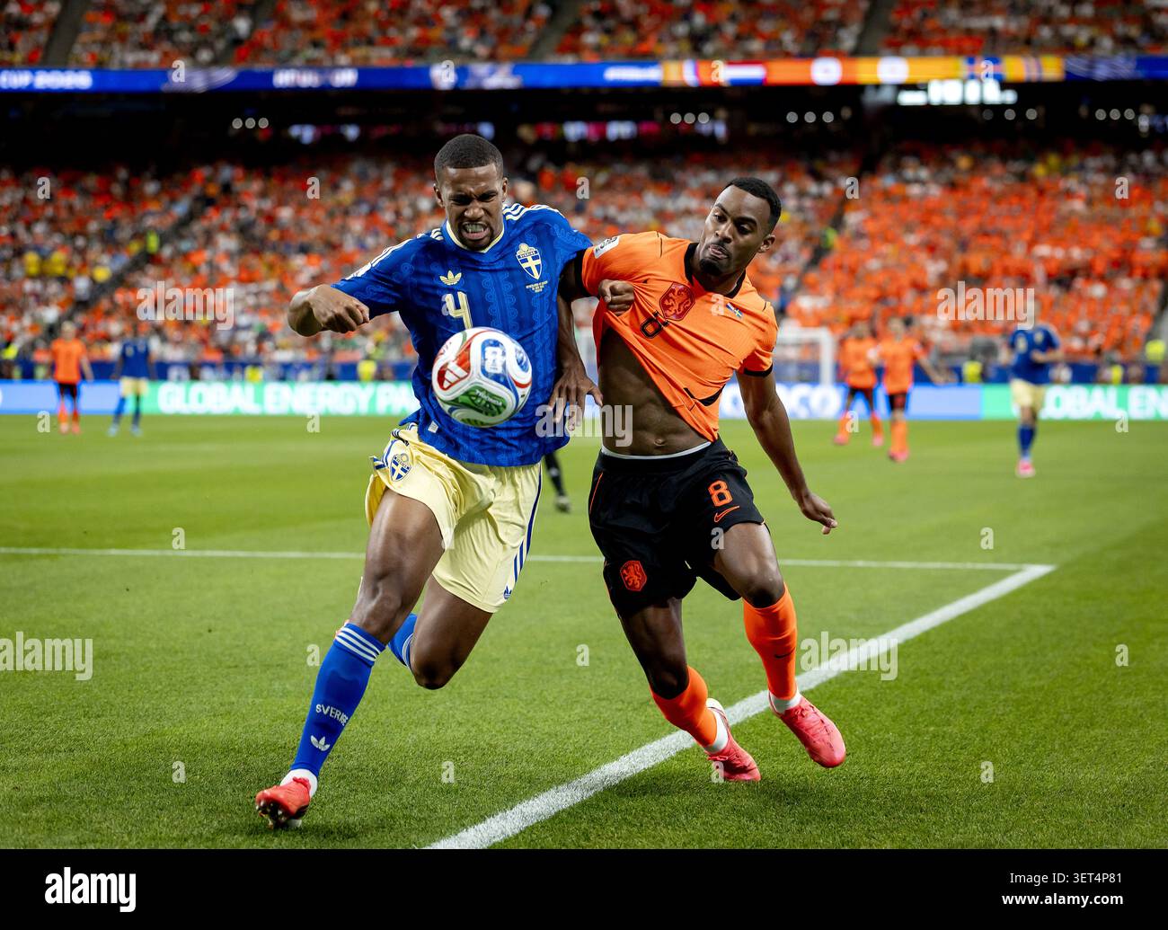 HOUSTON - (lr) Isak Hien of Sweden, Ryan Gravenberch of the Netherlands ...