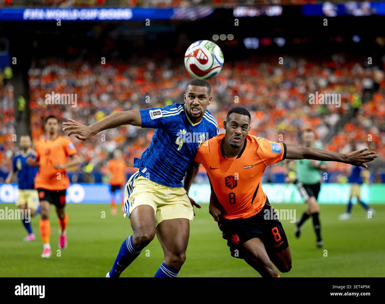 HOUSTON - (lr) Isak Hien of Sweden, Ryan Gravenberch of the Netherlands ...