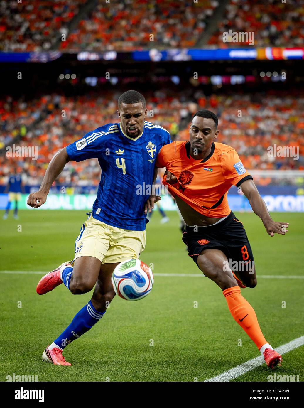 HOUSTON - (lr) Isak Hien of Sweden, Ryan Gravenberch of the Netherlands ...