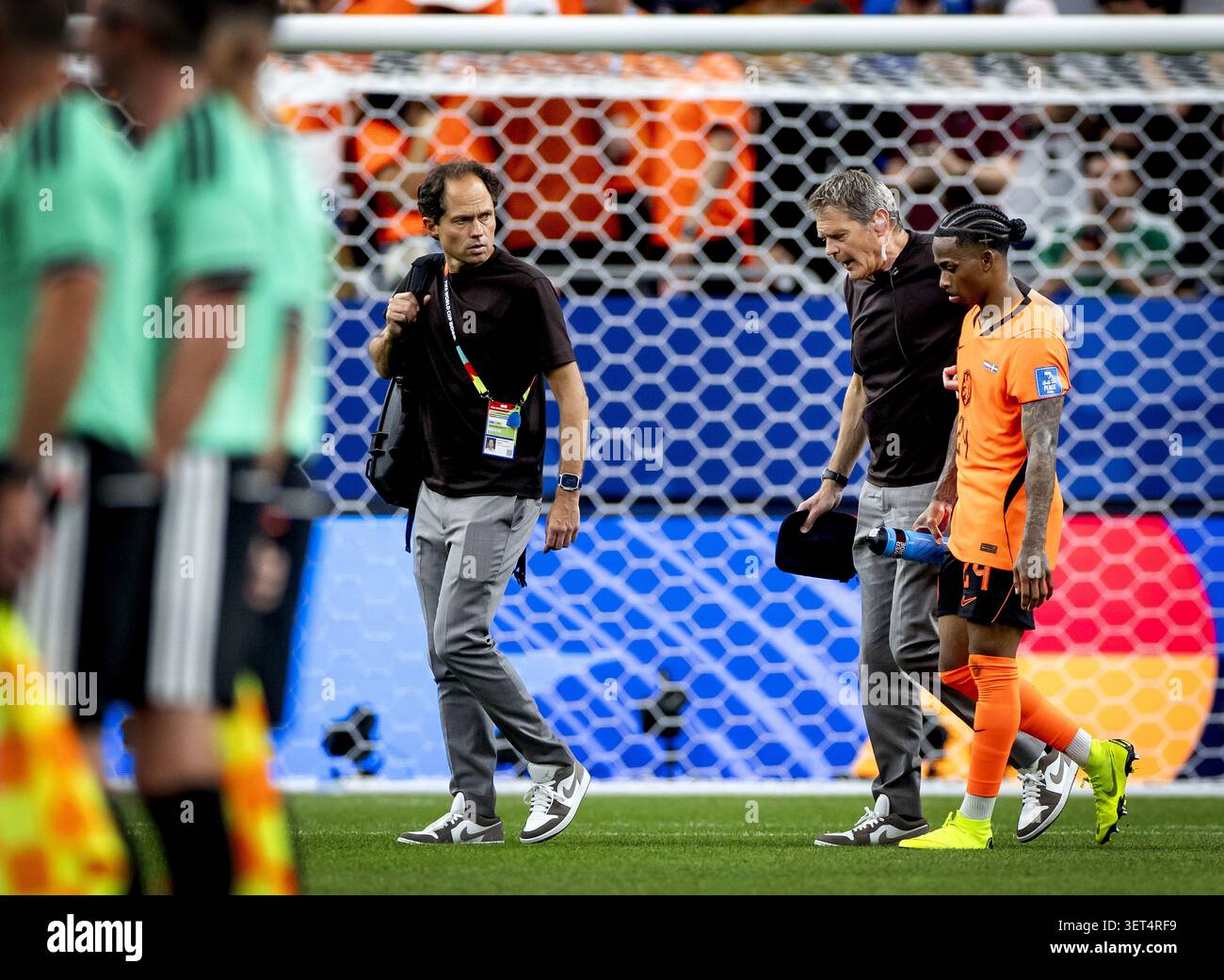 HOUSTON - (lr) Doctor Edwin Goedhart and Crysencio Summerville of the ...