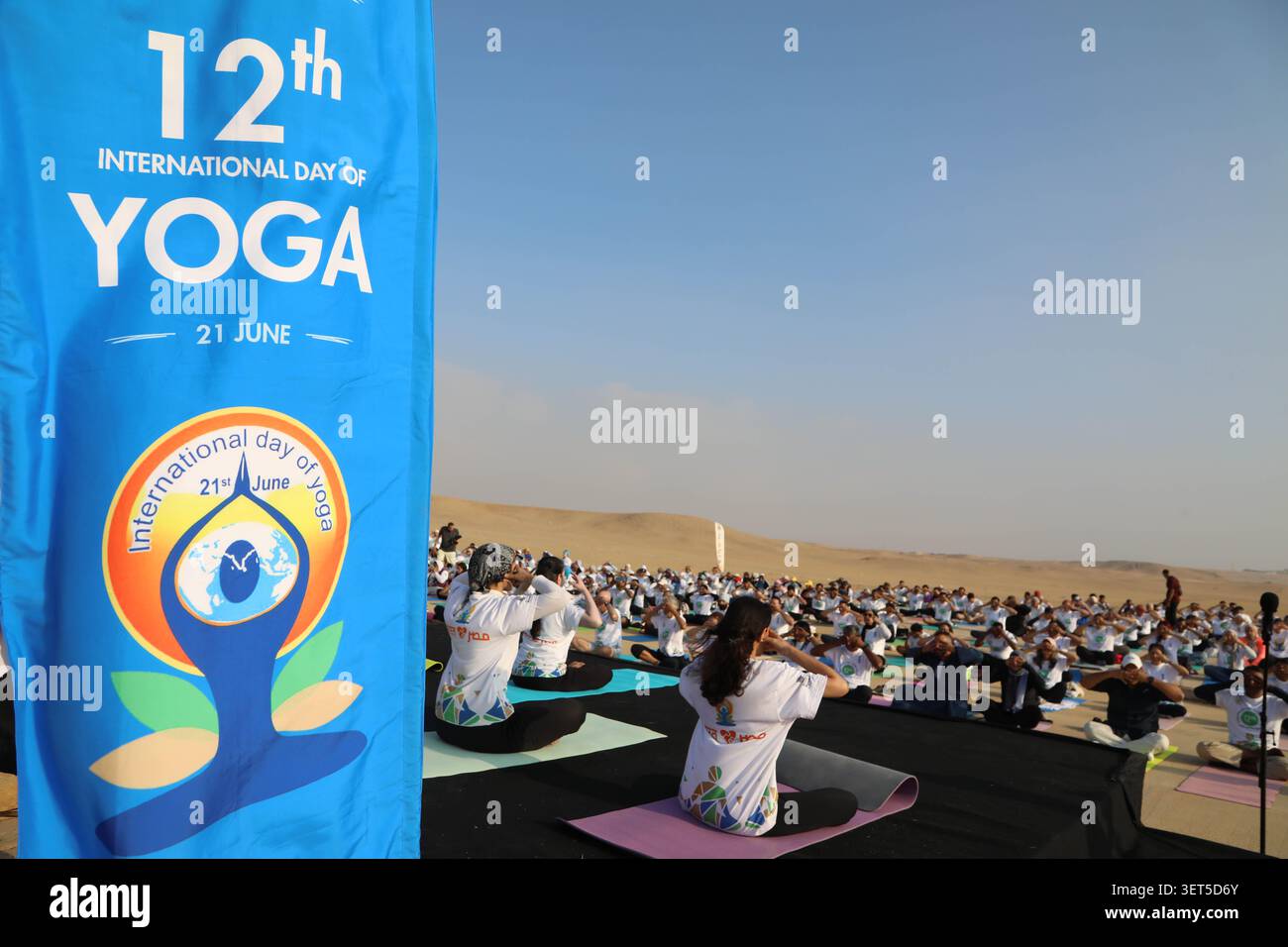 (260621) -- GIZA, June 21, 2026 (Xinhua) -- People take part in a yoga ...
