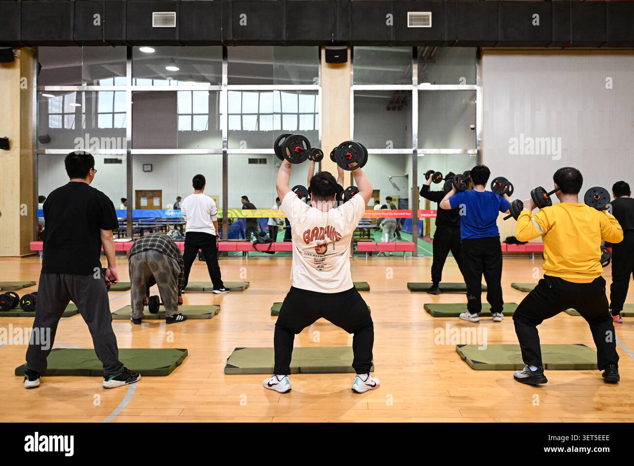(260621) -- BEIJING, June 21, 2026 (Xinhua) -- Students take a weight ...