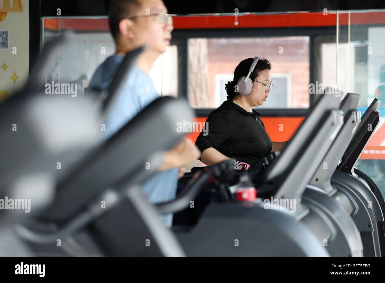 (260621) -- BEIJING, June 21, 2026 (Xinhua) -- Residents exercise at a ...