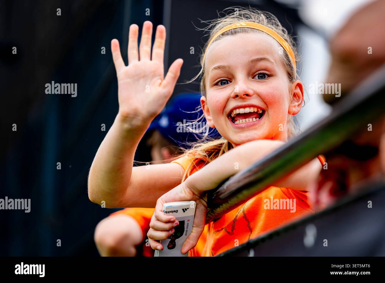 ROTTERDAM - a young hockey fan during the FIH Pro League match between ...