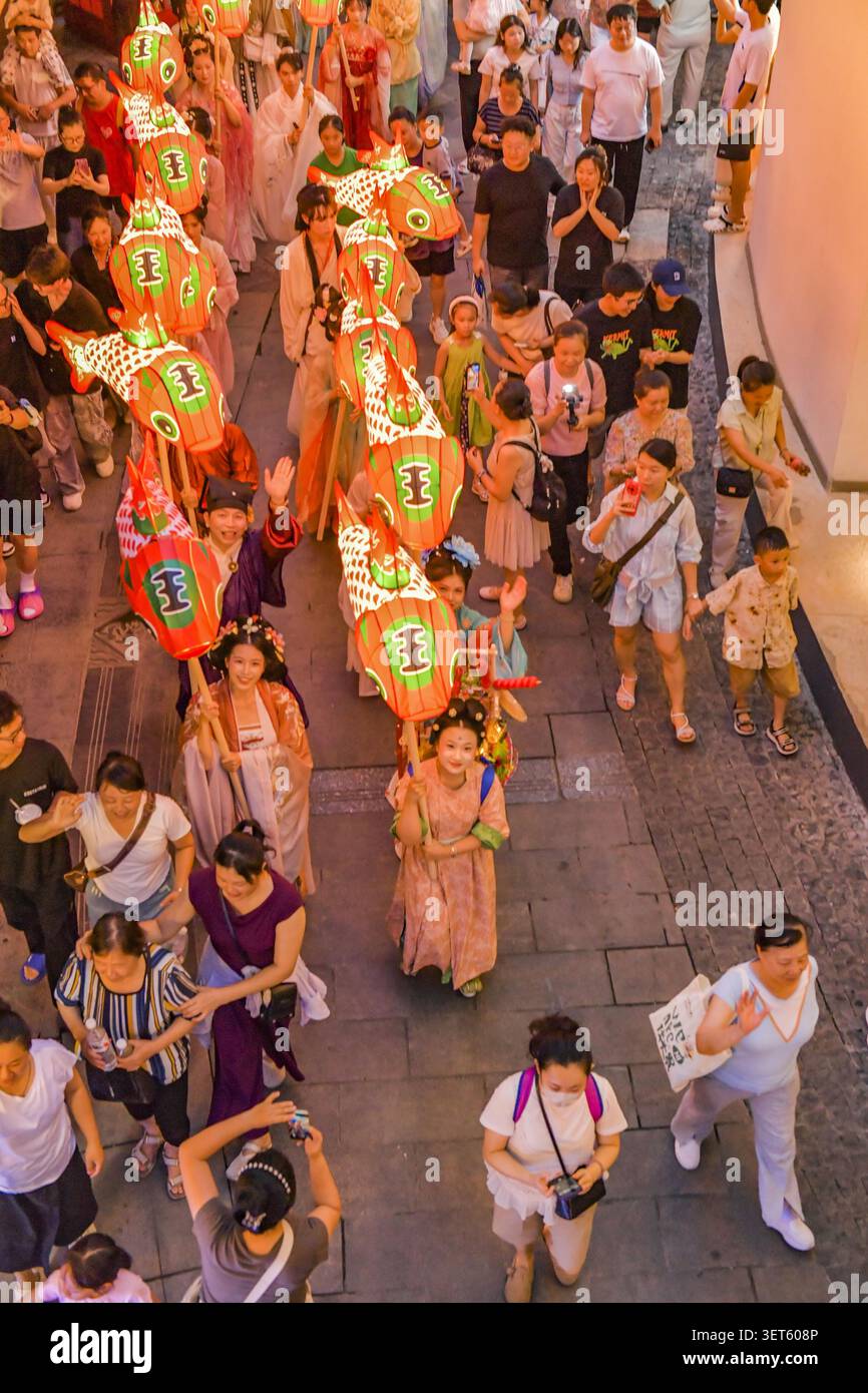 People watch a 100-meter fish lantern parade in traditional Han ...