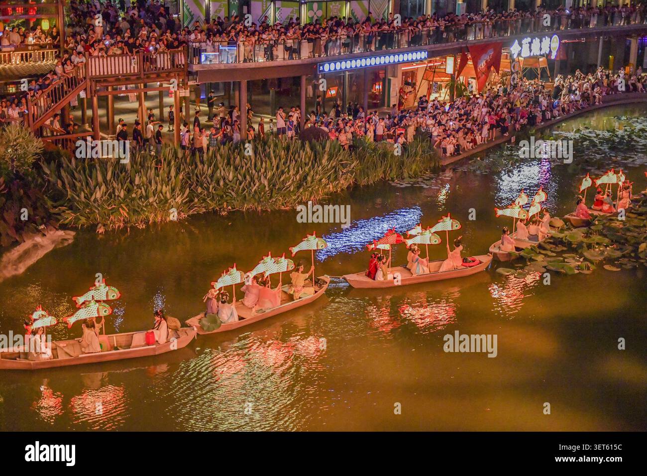 People watch a 100-meter fish lantern parade in traditional Han ...