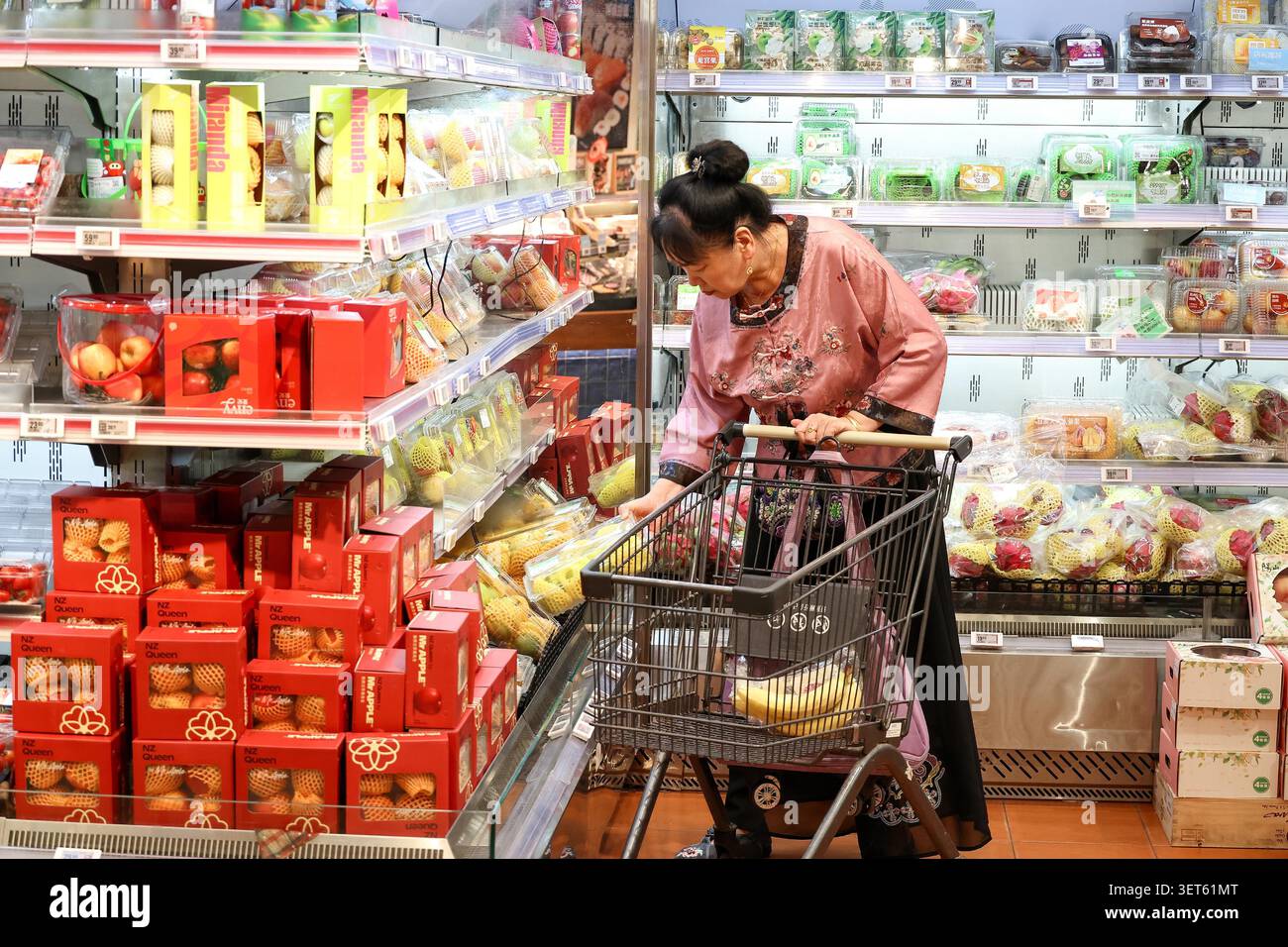 Shoppers select semi-prepared food at a Hema supermarket in Shanghai ...