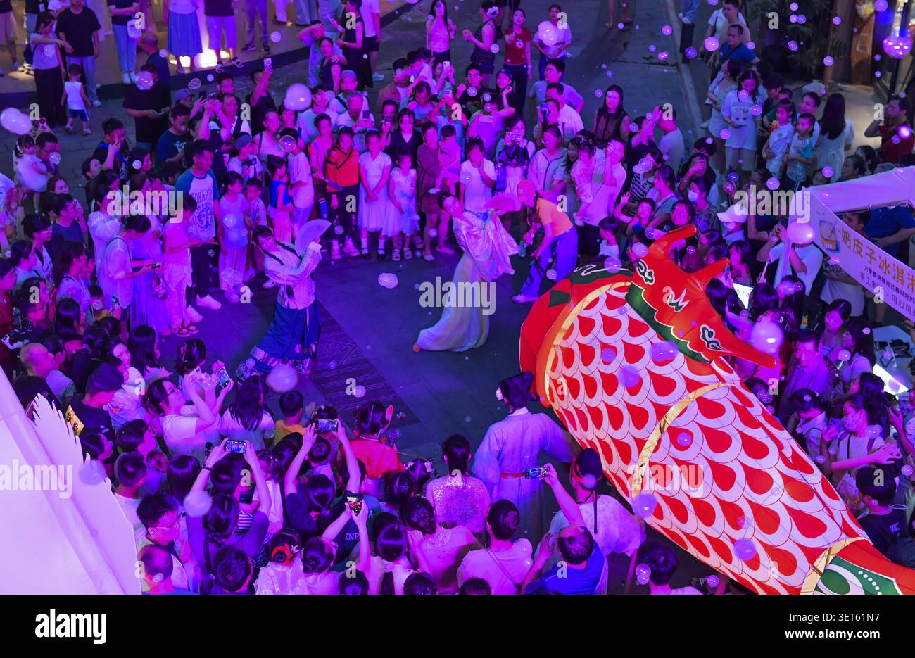 People watch a 100-meter fish lantern parade in traditional Han ...