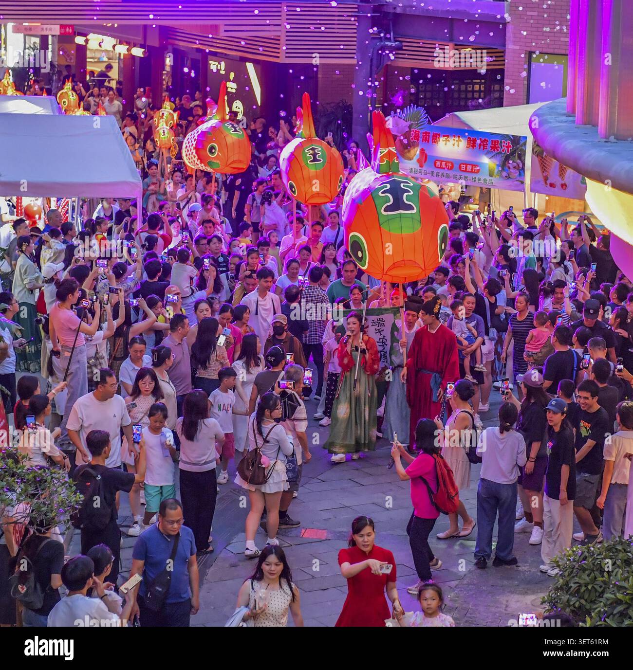 People watch a 100-meter fish lantern parade in traditional Han ...