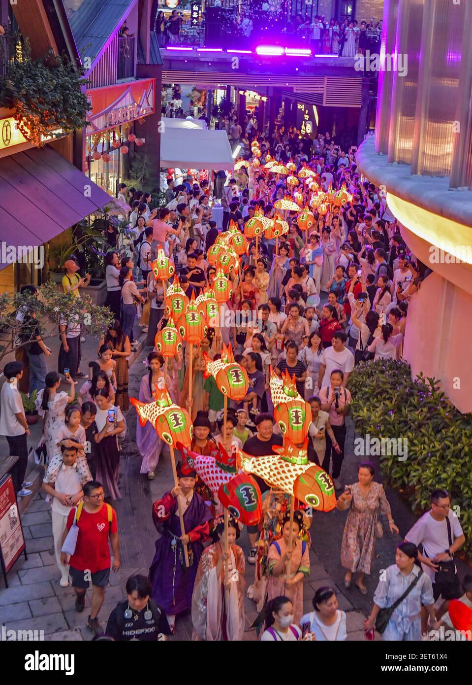 People watch a 100-meter fish lantern parade in traditional Han ...