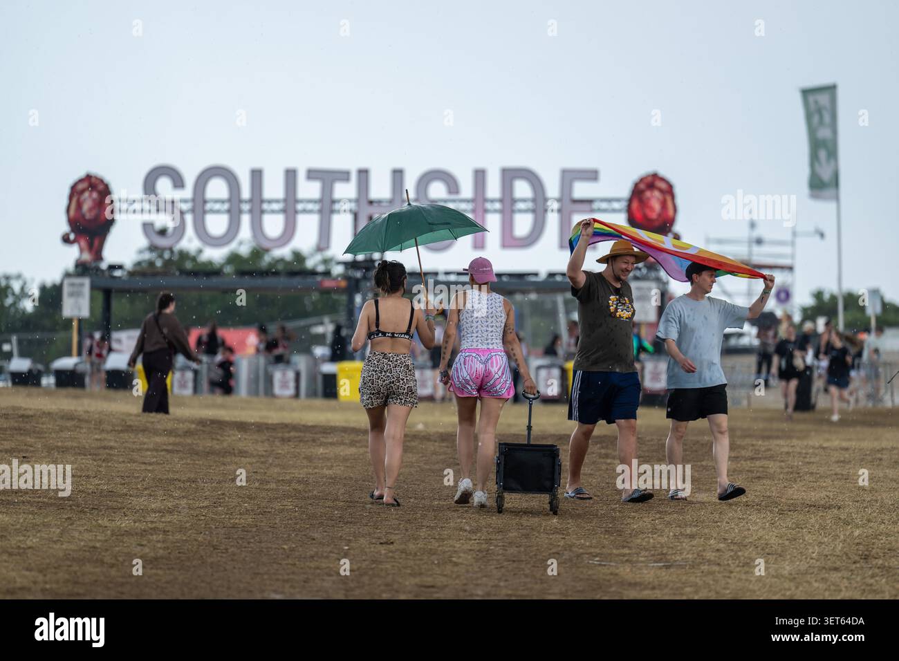 21 June 2026, Baden-Württemberg, Neuhausen ob Eck: Festivalgoers walk ...
