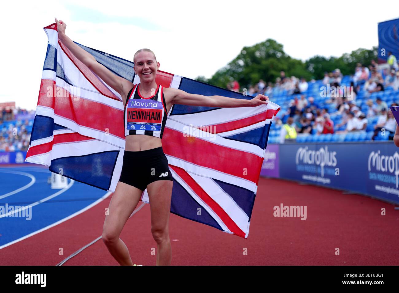 Emily Newnham of Great Britain celebrates winning the Women's 400m ...