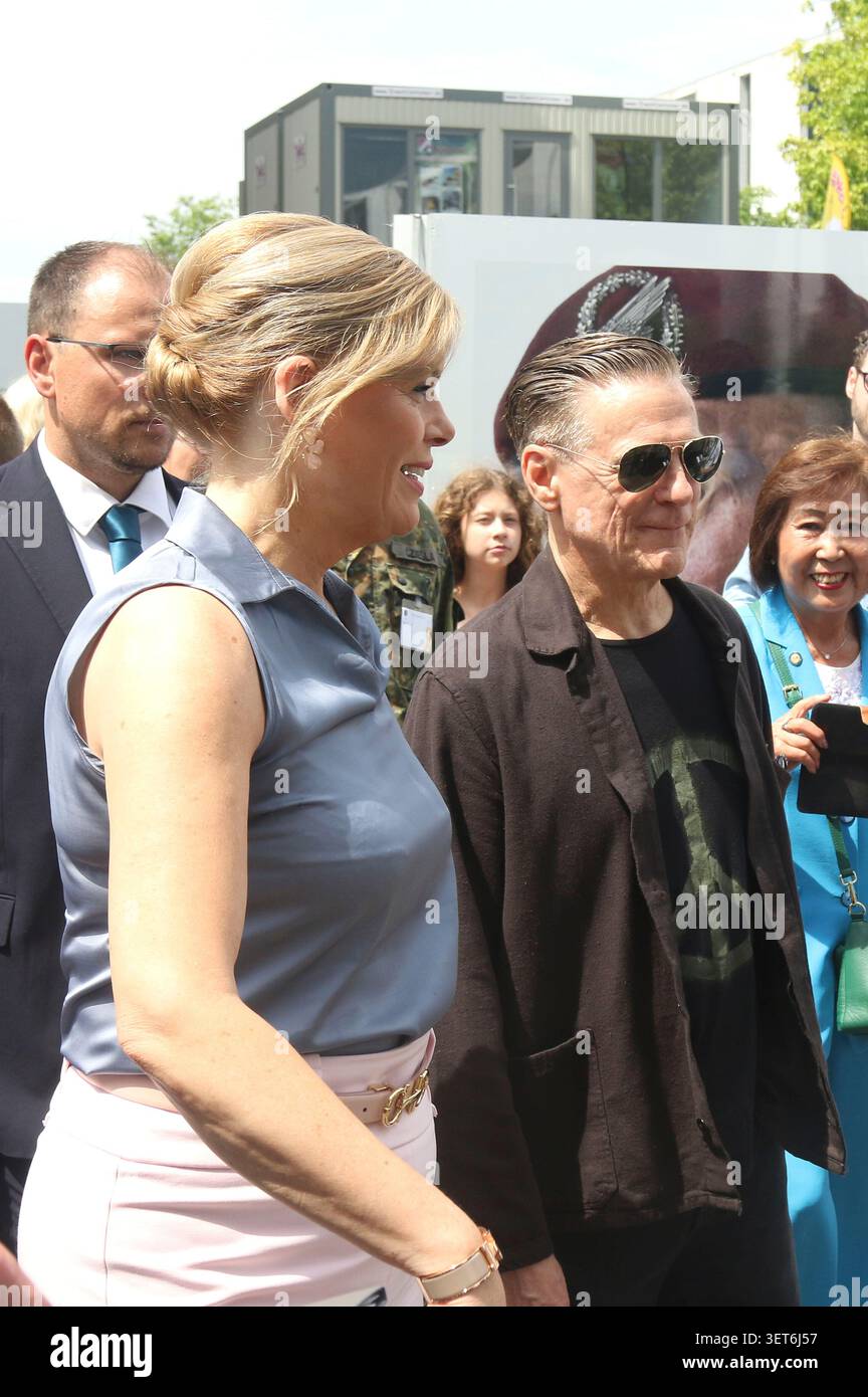 Julia Kl?ckner and Bryan Adams at the presentation of the photo ...
