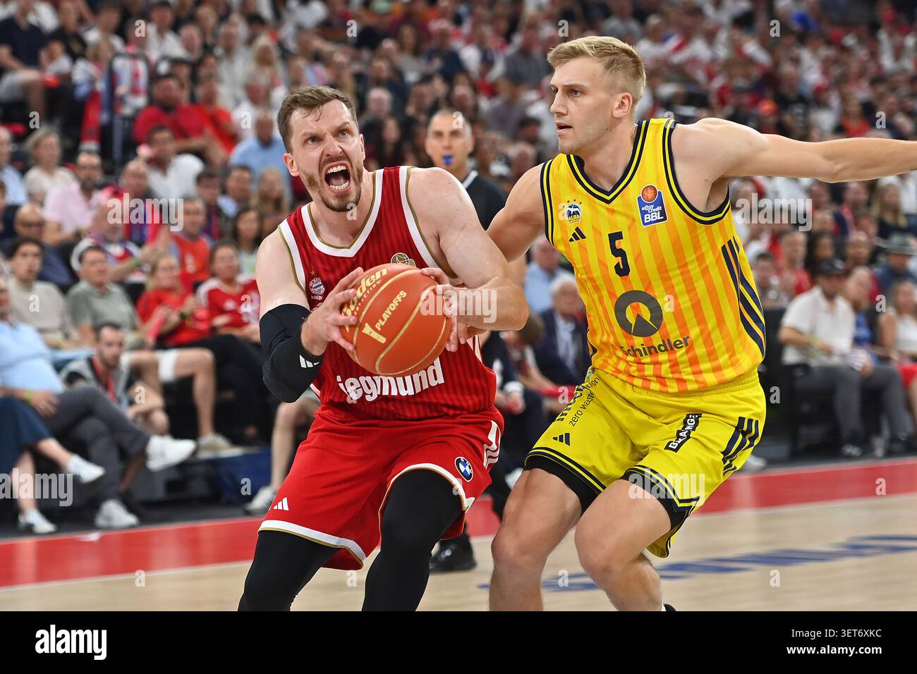 Andreas OBST (FCB), Action,One-on-one against Sam GRIESEL (Alba Berlin ...
